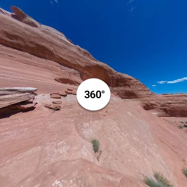 One of the not-so-famous Southern Utah arch.