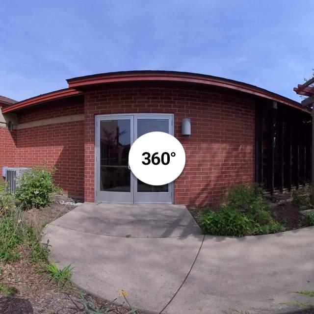 13Fli-3 Spring Courtyard